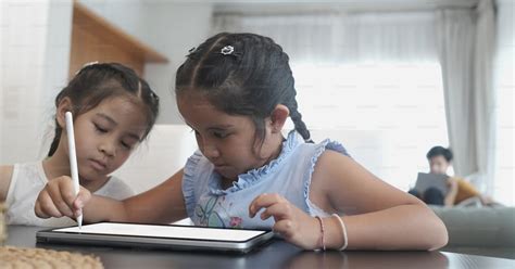 집에서 디지털 태블릿 모형에 스타일러스 펜 드로잉을 사용하는 두 귀여운 소녀 사진 Unsplash의 태국 이미지