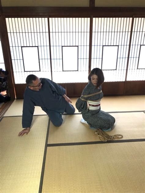 人気熟女av女優･友田真希を至近距離で撮影！緊縛撮影会は予約開始とほぼ同時に完売！大迫力の【縄奈加會緊縛撮影会】の様子を画像100枚でレポート！控室の貴重なオフショットも。【三代目葵マリーの