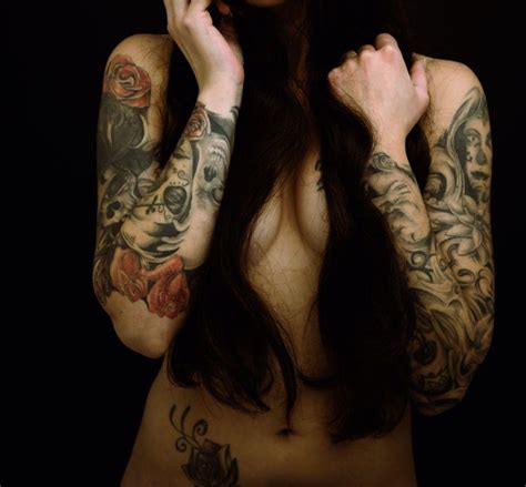 有纹身的美女图片素材 黑色背景上有纹身的黑色长发半裸性感美女创意图片 jpg格式 未来素材下载