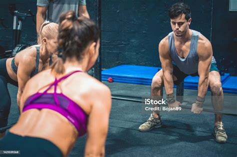체육관에서 운동 수업 중에 핏 바와 함께 스쿼트 포지션 운동을하는 스포티 한 사람들의 그룹 단체에 대한 스톡 사진 및 기타 이미지 Istock