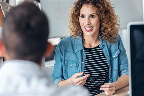 성공적인 비즈니스 다중 팀이 코워킹 공간에서 작업을 프레젠테이션하기 위해 컴퓨터 주위에 서 있습니다 30 39세에 대한 스톡 사진 및 기타 이미지 Istock