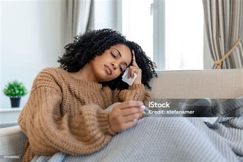 집에서 아픈 날 젊은 여성은 콧물과 감기가 있습니다 기침 감기 또는 독감 병을 잡은 아름다운 젊은 여성의 클로즈업 코로나