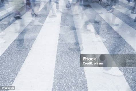 크라우드 건널목 Street 움직임감지 희미함 가방에 대한 스톡 사진 및 기타 이미지 가방 거리 건널목 Istock