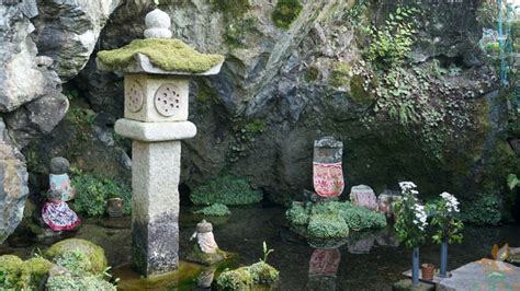 米原市で西行法師の伝説が残る醒井の名水西行水
