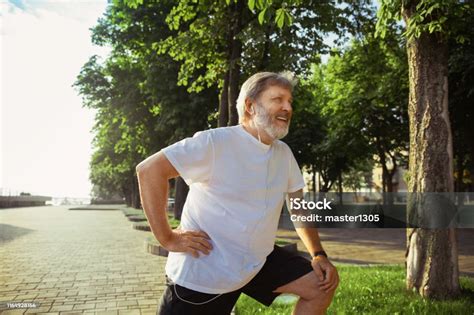 도시의 거리에서 완장 또는 피트니스 트래커를 가진 주자로 선임 남자 건강한 생활방식에 대한 스톡 사진 및 기타 이미지 건강한 생활방식 공원 나무 Istock