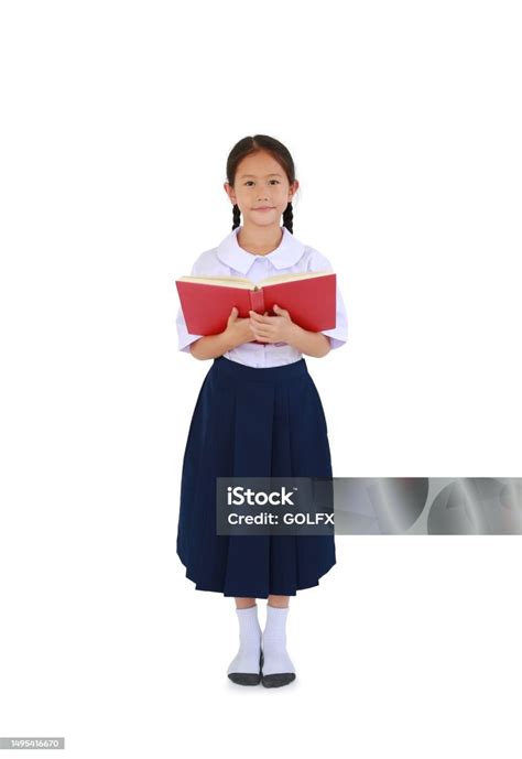 태국 교복을 입은 예쁜 아시아 여학생이 하얀 배경에 고립된 교과서를 들고 서 있다 전체 길이 6 7 살에 대한 스톡 사진 및 기타 이미지 Istock