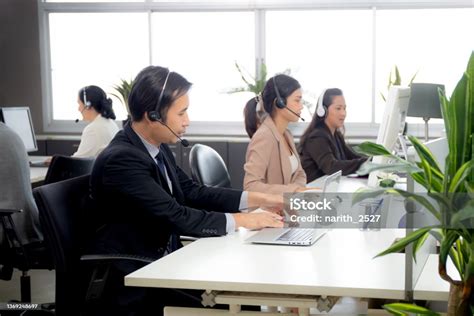 친절한 남녀 콜센터 및 지원 고객을 위한 운영자 지원 및 컨설턴트 상담 자 헬프 데스크 및 연락처 커뮤니케이션 컨셉을 갖춘