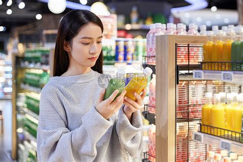 逛超市采购挑选商品的青年女性高清图片下载 正版图片501805239 摄图网