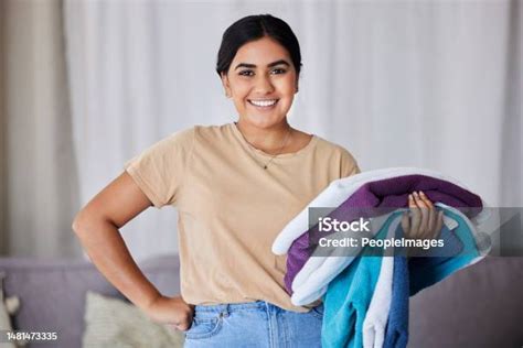 초상화 여성 위생 봄맞이 청소 서비스 집안일을 하는 집안일 하녀 인도 여성 청소부 거실에서 세탁한 옷 천 가사도우미가 있는 행복한 아가씨 건조한에 대한 스톡 사진 및 기타