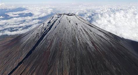 打破最晚降雪纪录后 富士山终于迎来雪顶 积雪 日本 高温