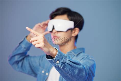 젊은 남성 경험 Vr 안경 사진 무료 다운로드 Lovepik