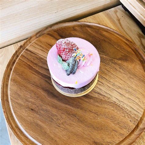 카페 우든 오늘의 조각케이크 는 딸기오레오떡케이크 입니다 오랜만에 조각케이크가 나왔어요 ㅋㅋ