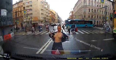 Mulher se distrai com celular quase é atropelada e mostra seios ao motorista para agradecer