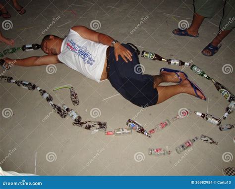 Очень пьяный. редакционное стоковое изображение. изображение ...