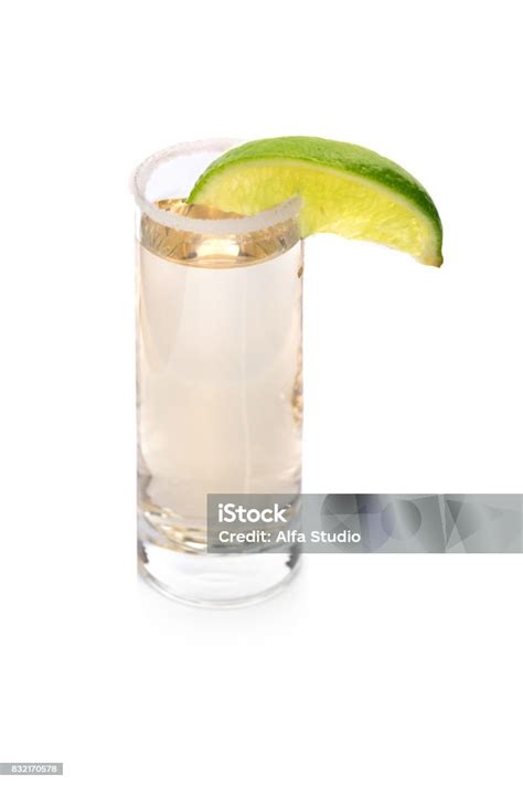 데 킬 라와 유리 석 회 소금 감성적인 조각으로 봉사 한 멕시코 음료 흰색 배경에 고립 가득 찬에 대한 스톡 사진 및 기타