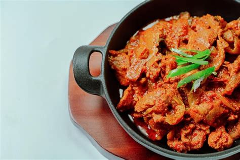 Premium Photo 검은색 그릇에 담긴 한국 음식 돼지고기 제육볶음 요리