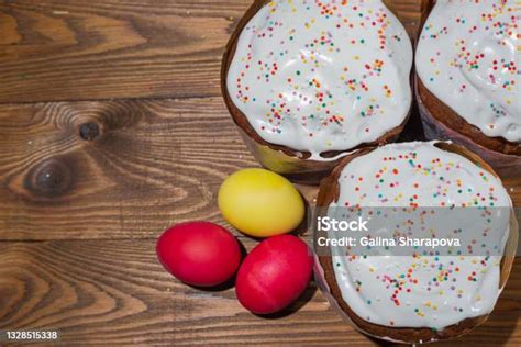 나무 배경에 전통적인 부활절 케이크와 화려한 부활절 달걀 0명에 대한 스톡 사진 및 기타 이미지 0명 계절 공휴일 Istock