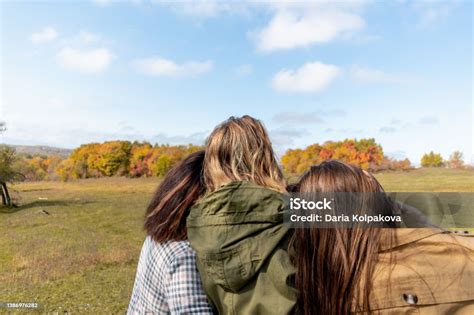 구름이 있는 푸른 하늘을 배경으로 녹색 잔디밭에서 달리는 세 명의 소녀 다시 보기입니다 얼굴이 없습니다 3 명에 대한 스톡 사진 및 기타 이미지 Istock