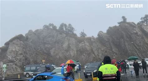 最強寒流來襲！合歡山下雪夾冰霰、上武嶺追雪停車場大爆滿 生活 三立新聞網 Setncom