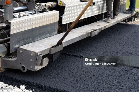 도 공사 중 아스팔트 포장 재료 기계를 운영 하 고 복구 작업자 작동 합니다 포장 재료 피니셔 아스팔트 피니셔 또는 포장 기계는