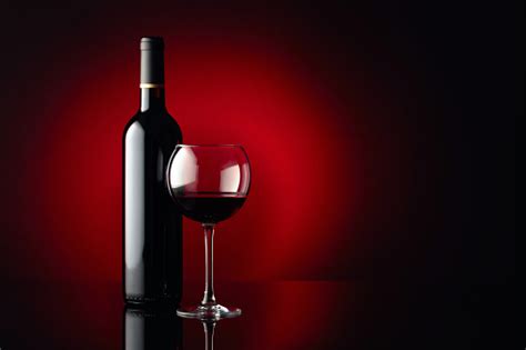 검은 색 반사 배경에 레드 와인의 유리와 병 공간을 복사합니다 0명에 대한 스톡 사진 및 기타 이미지 0명 가득 찬 검은색 Istock