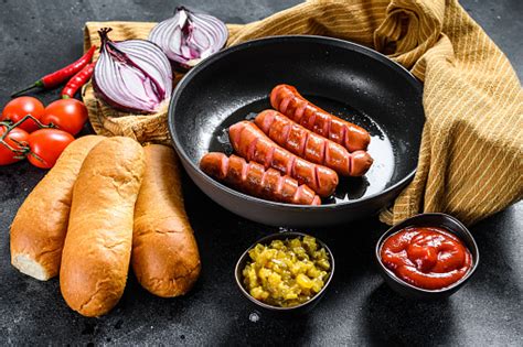 튀긴 양파 칠리 토마토 케첩 오이 소시지와 함께 다양한 수제 핫도그 재료 검은 색 배경 위쪽 보기 0명에 대한 스톡 사진 및 기타 이미지 Istock