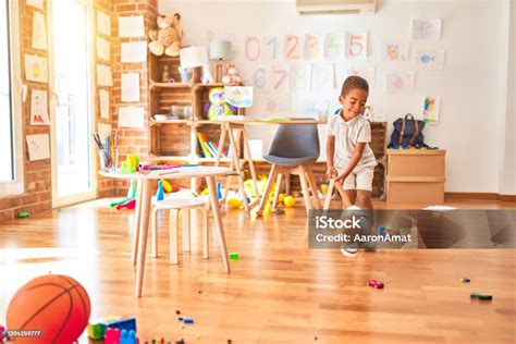 유치원에서 많은 장난감 주위에 막대기로 말 장난감을 가지고 노는 아름다운 아프리카 계 미국인 유아 보육에 대한 스톡 사진 및 기타 이미지 Istock