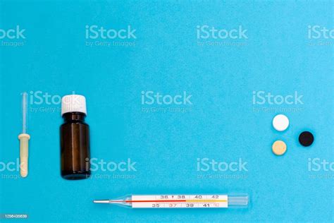 파란 배경에 질병의 치료를위한 의료 제품 맨 위 보기입니다 공간을 복사합니다 플랫 레이 0명에 대한 스톡 사진 및 기타 이미지 Istock