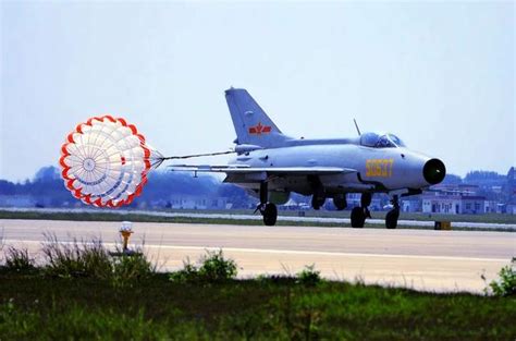 我軍三代半戰機單價動輒3、4億，幾百架老殲7靠誰替換？ 每日頭條