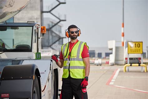 София Предлага работа Работник товаро разтоварна дейност Суиспорт България Фирма Трудов договор