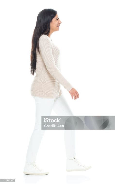 웃고 있는 스웨터따뜻한 옷을 입고 걷는 흑발길보프로필 보기전체 길이측면 보기밝은웃음시원한 태도 검정 머리에 대한 스톡 사진 및 기타 이미지 Istock