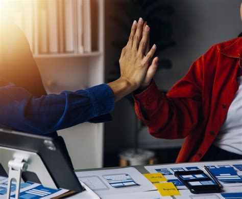 Premium Photo 靠近 Ux 开发人员和 Ui 设计人员在现代办公室进行关于移动应用程序界面线框设计的