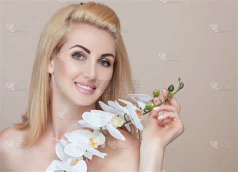 兰花 干净 美容院 彩妆 女人 自然美 皮肤 拿着 美容 微笑