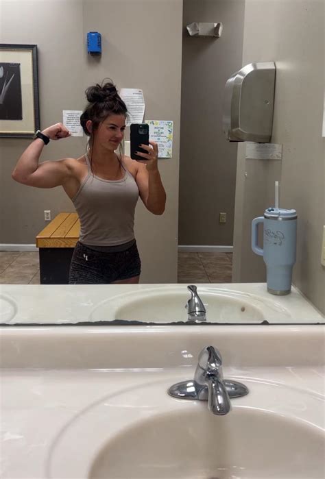 Hannah Barron Fitness Not Sure Which Is Biggerthe Watermelon Or My