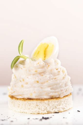 구운된 빵에 연어 알 샐러드와 신선한 전채 슬라이스 레몬으로 장식 하 고 녹색 잎 흰 접시 밝은 배경 절연에 배치 건강한 생활