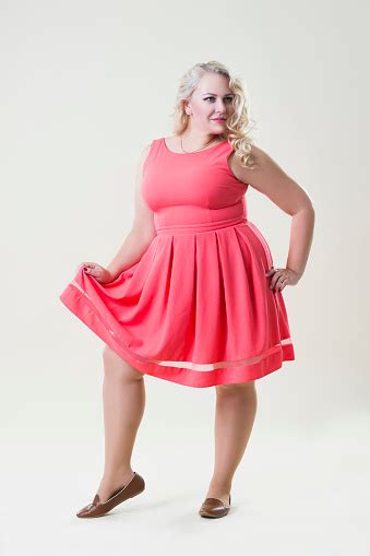 더하기 크기 패션 모델 여자 베이지색 배경에 과 체중 여성의 몸 20 29세에 대한 스톡 사진 및 기타 이미지 20 29세 곡선 과도 Istock