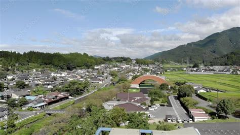 美里町 空からの町並みと山々 Stock ビデオ Adobe Stock