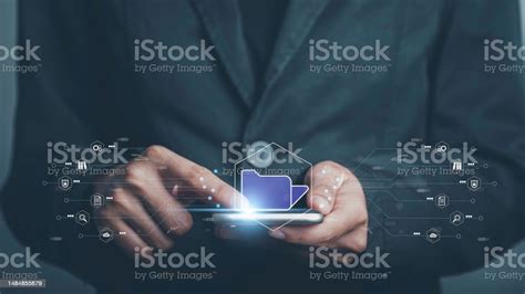 문서 관리 시스템 개념입니다 컴퓨터 팀과 연결된 빈 문서가 있는 파일 폴더입니다 디지털 자산 관리 Document Cloud 데이터 워크플로 기록 관리 온라인 파일 저장 0