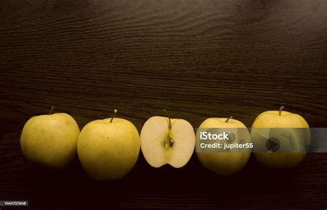 녹색 사과와 황금 사과의 절반 평면도 나무 테이블 표면입니다 0명에 대한 스톡 사진 및 기타 이미지 0명 4가지 개체