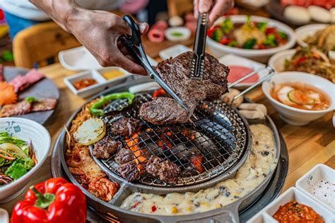 집게 가위 굽는 맛있는 문화 음식 미식가 바비큐 바비큐 그릴 반찬 빨간 고추 사교 모임 샐러드 소고기 손 스테이크 식사 식사 준비 신선한