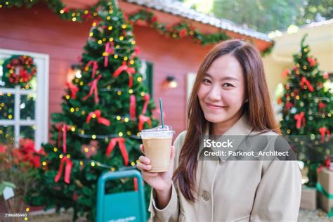 크리스마스 파티에서 아이스 커피 한 잔을 들고 있는 여자의 초상화 이미지 35 39세에 대한 스톡 사진 및 기타 이미지 35 39세 개념 그릇 Istock