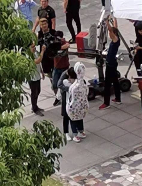曝肖战杨紫新剧高甜路透照 搂腰拥抱牵手互动亲密 搜狐大视野 搜狐新闻