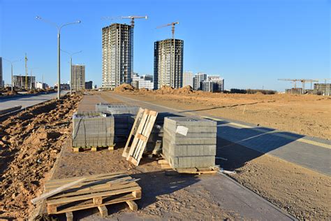 건설 현장에서 포장 석판과 테두리를 누워 마을 보행자 구역에 포장 벽돌을 설치하는 과정 콘크리트 블록을 설치하기 위해 모래를 규준 도로 공사 포장 개조 공사 0명에 대한