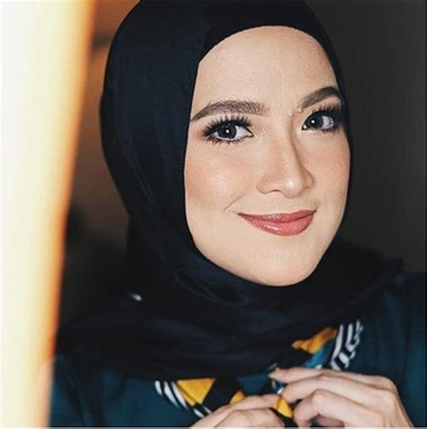 Seleb Berhijab Ini Dulunya Dikenal Bintang Panas