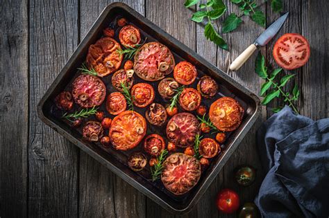구운 토마토는 나무 테이블에 바질과 로즈마리베이킹 트레이에 다양한 컷 0명에 대한 스톡 사진 및 기타 이미지 0명 개체 그룹 건강한 식생활 Istock