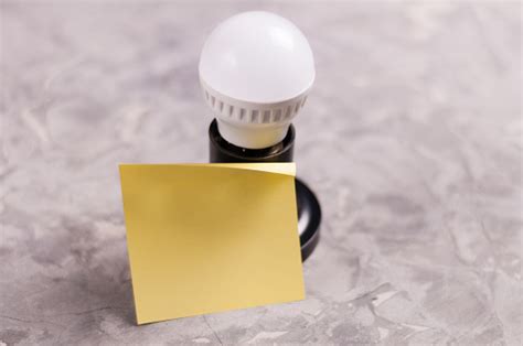 한 현대 새로운 플라스틱 Led 전구 블랙 소켓 및 오래 착용 회색 콘크리트 바닥에 빈 노란색 곡선 된 종이 스티커 0명에 대한 스톡 사진 및 기타 이미지 Istock