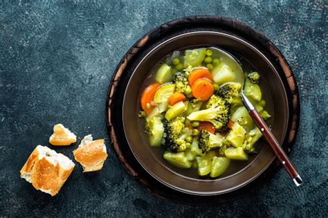 브로콜리 감자 완두콩 양파와 당근으로 신선한 뜨거운 야채 수프의 격판덮개 건강 한 채식 다이어트 음식 평면도 감자 요리에 대한 스톡 사진 및 기타 이미지 Istock