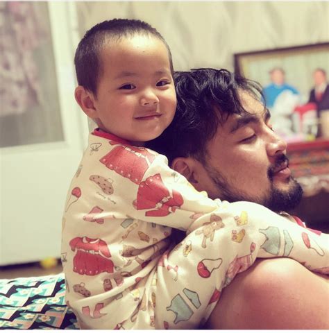 Жүжигчин РОтгонбаярын охиндоо шүлэг тэрлэв ТАСМН