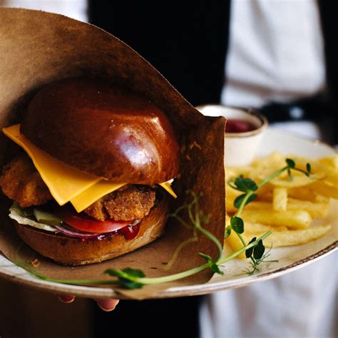 Бургер з куркою та картоплею фрі з соусом купити в Бровари — 21 3 Cafeandshop