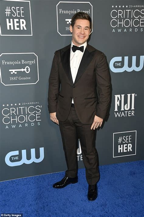 Adam Devine Jokes That Hes Not Adam Levine Amid Cheating Scandal Daily Mail Online